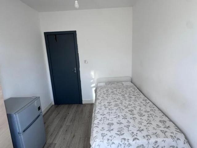 Room at Brantwood Road, Greater London