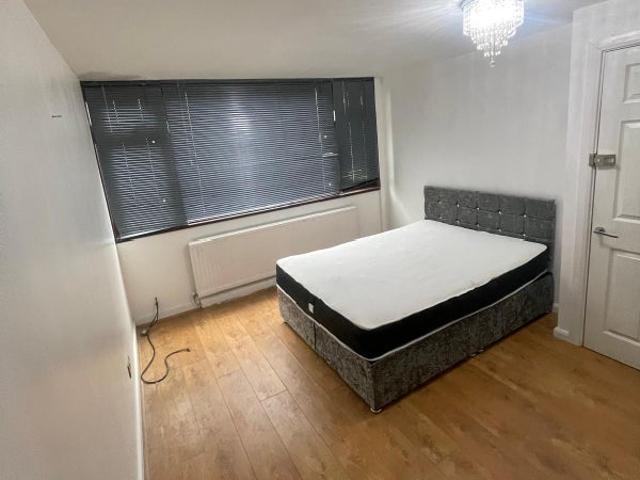 Room at Brackendale Avenue, Basildon