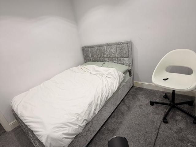 Room at Bredle Way, Aveley