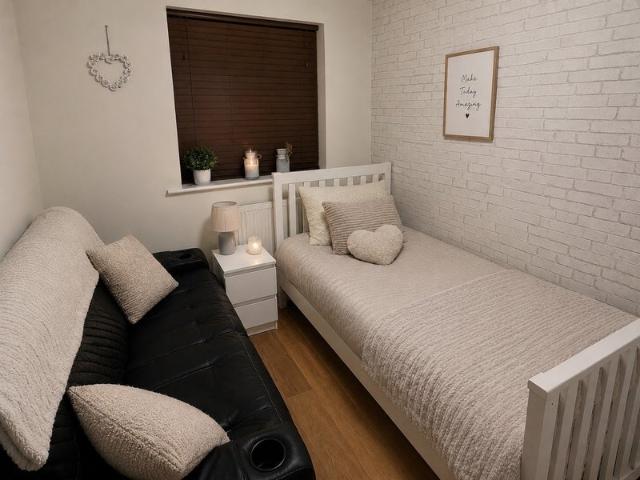 Room at Brindle Park Drive, Wakefield