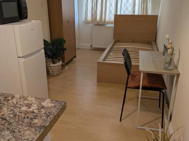Room at Bridge Road, Greater London