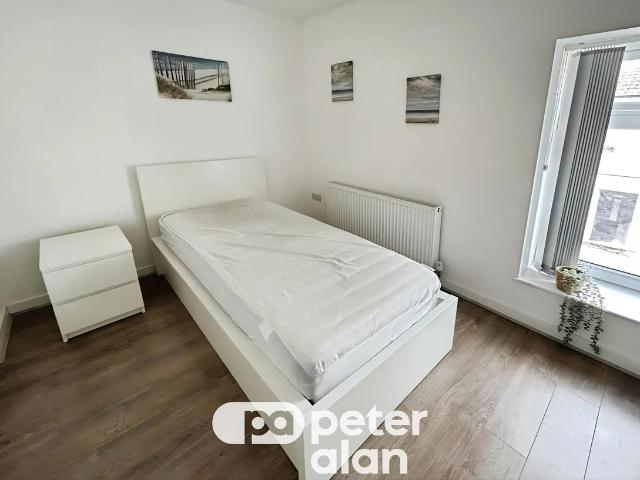 Room at Bridge Street, Troed y rhiw