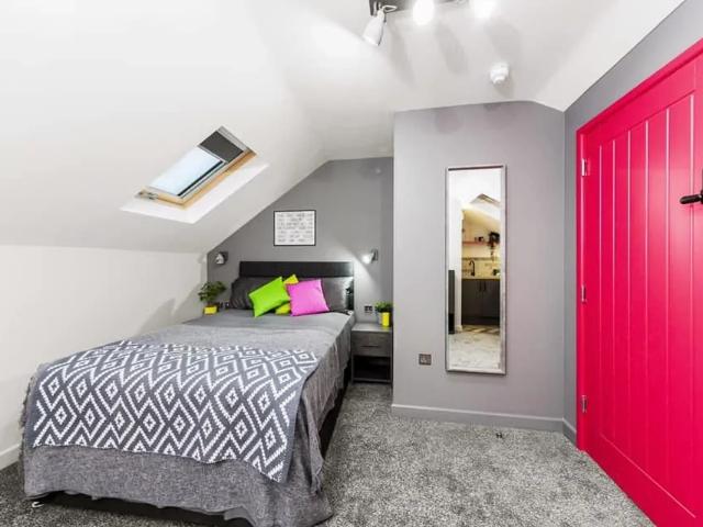 Room at Bristol Road South, Birmingham