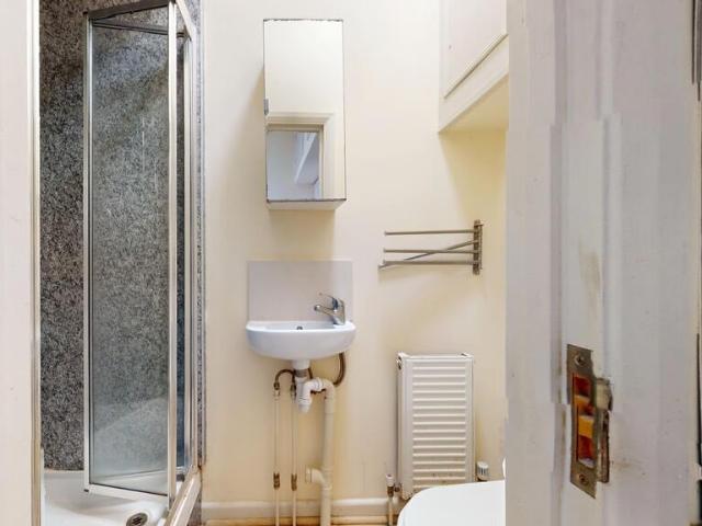 Room at Brondesbury Park, Greater London