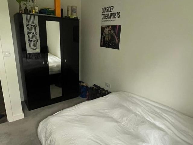 Room at Brook Road, Greater London