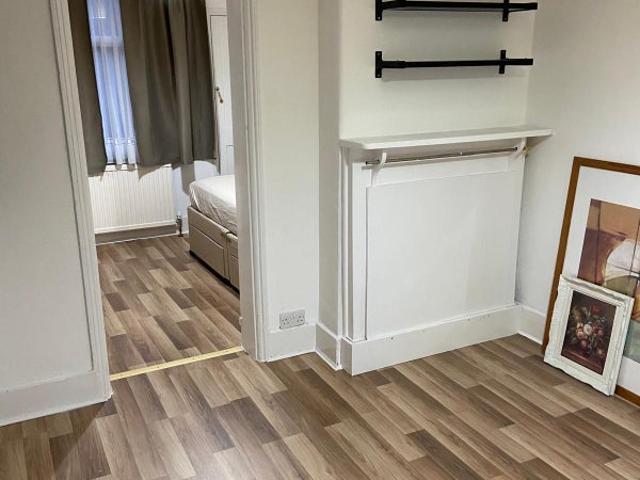Room at Brook Road, Greater London