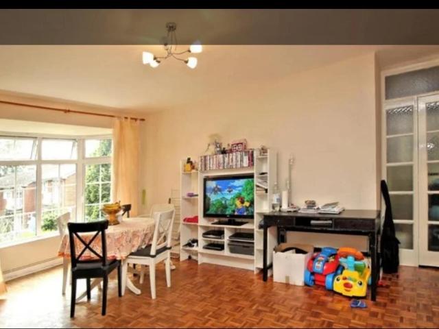 Room at Brooklyn Road, Woking