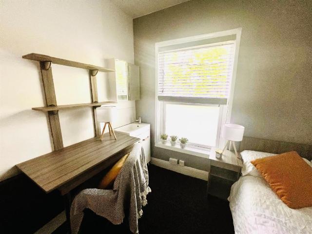 Room at Brooklyn Street, Hull