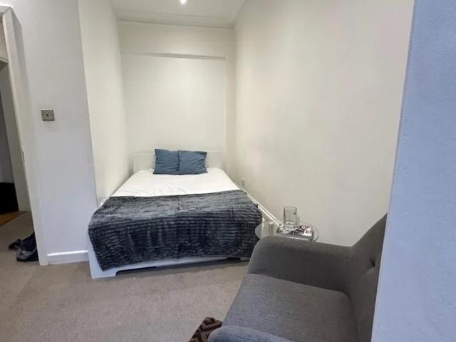 Room at Brookville Road, Greater London