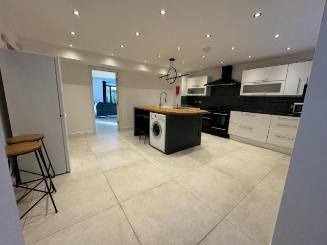 Room at Broome Avenue, Charnwood