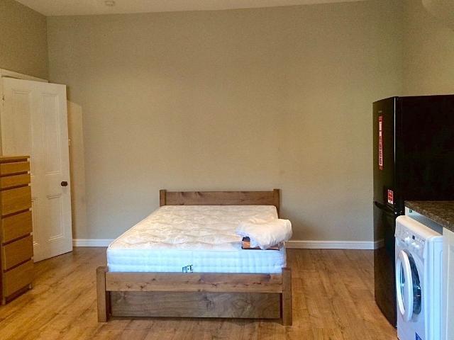 Room at Broomfield Avenue, Greater London