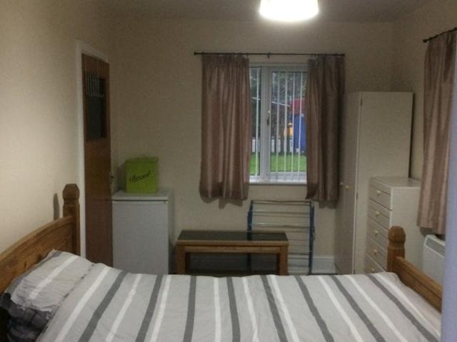 Room at Broomhill Crescent, Wakefield