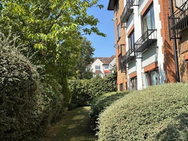 Room at Broomhill Road, Greater London