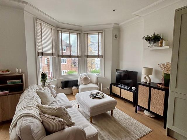 Room at Broomwood Road, Greater London