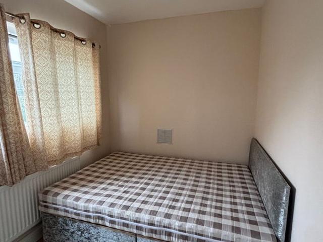 Room at Broad Oak Court, Slough