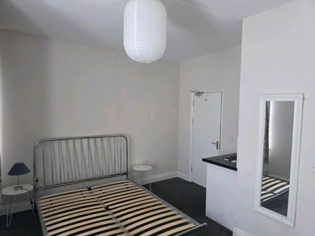Room at Broad Lane, Greater London