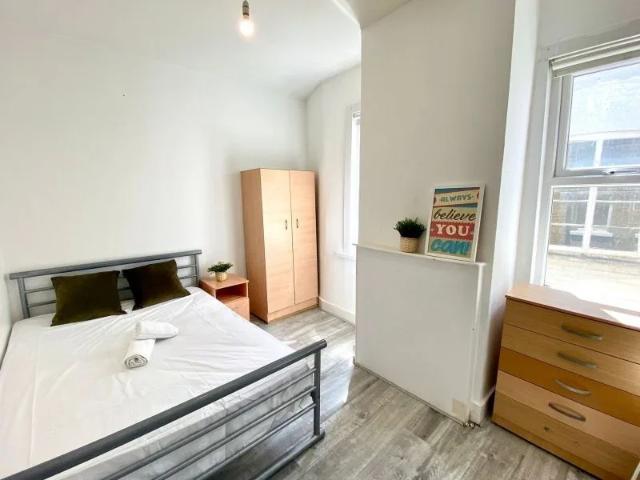 Room at Broad Lane, Greater London