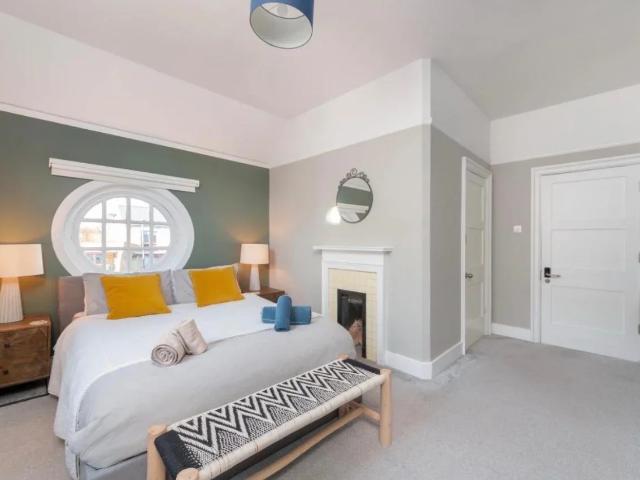 Room at Broadwater Road, Greater London