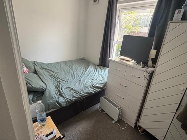 Room at Broadwater Road, Greater London