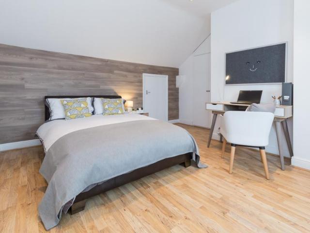 Room at Broadway, Derby