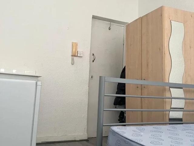 Room at Broadway, Greater London