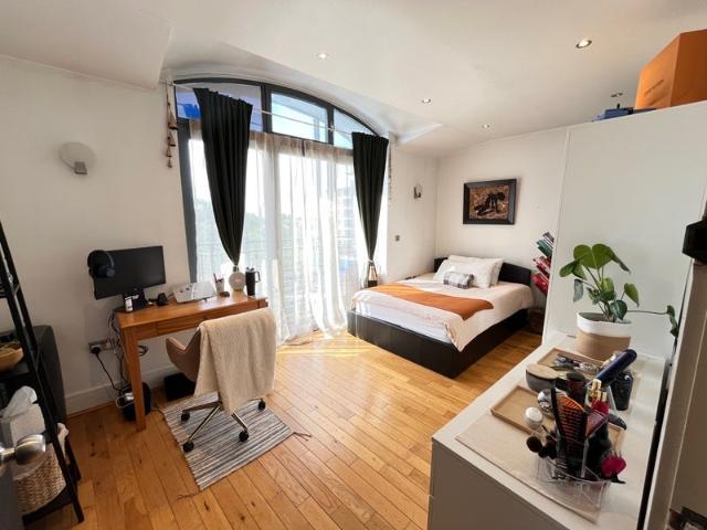 Room at Broadway, Greater London