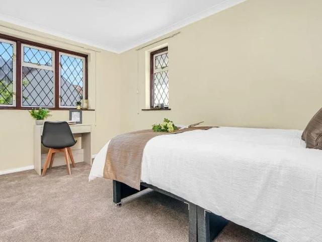 Room at Broadway, Greater London