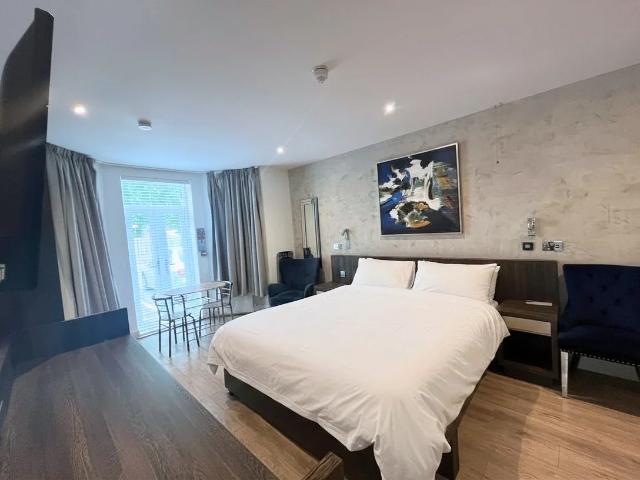 Room at Broadway, Peterborough