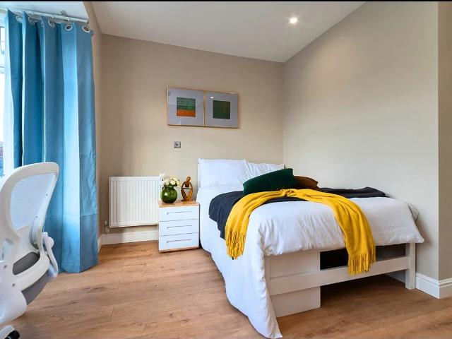 Room at Brockenhurst Avenue, Greater London