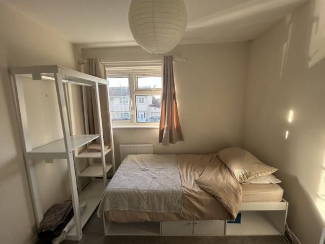 Room at Brockhurst Gardens, Bristol