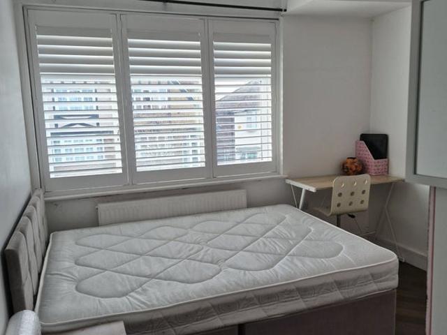 Room at Cuckoo Dene, Greater London