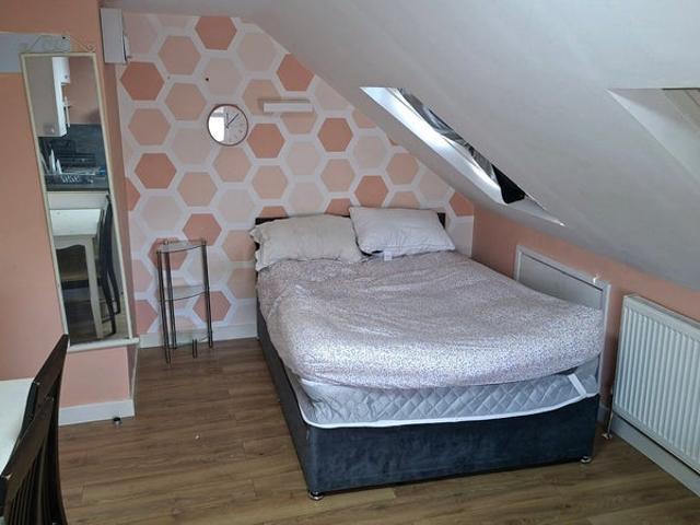 Room at Cuckoo Hall Lane, Greater London