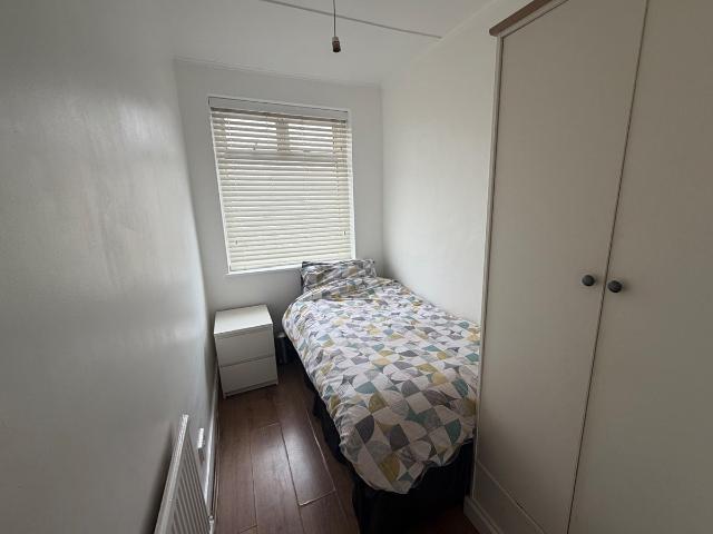 Room at Cumberland Avenue, Greater London