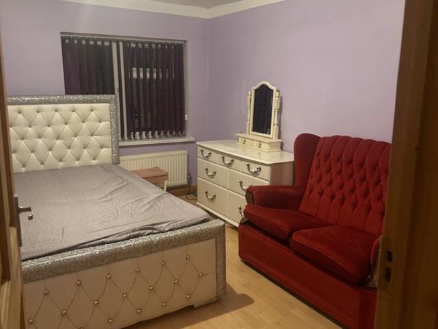 Room at Cumberland Avenue, Slough