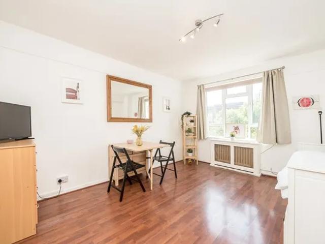 Room at Cumberland Street, City of Westminster