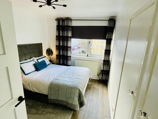 Room at Cumberland Street, City of Westminster