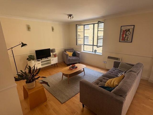 Room at Curlew Street, Greater London