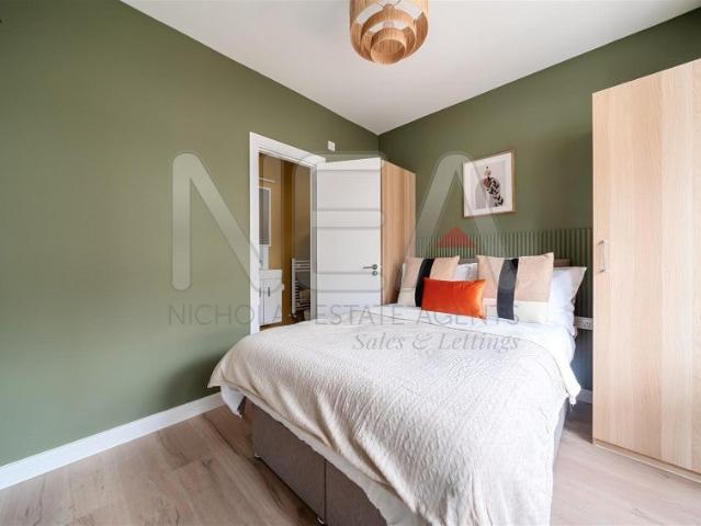 Room at Curzon Street, Reading