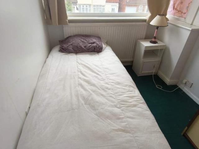 Room at Calbourne Avenue, Greater London