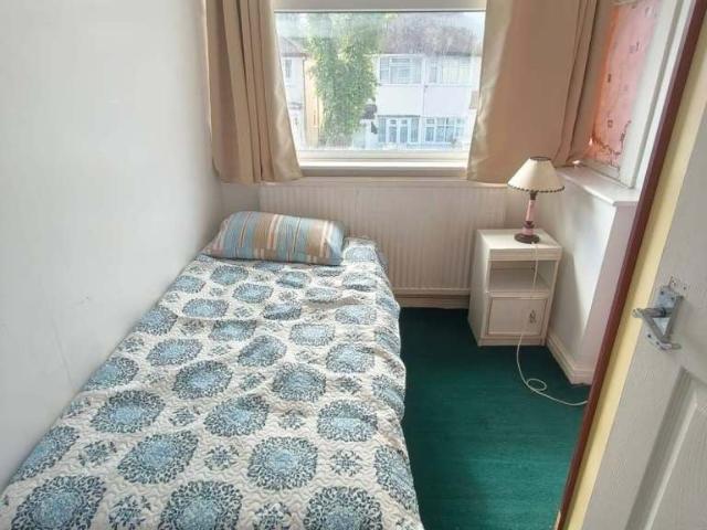 Room at Calbourne Avenue, Greater London