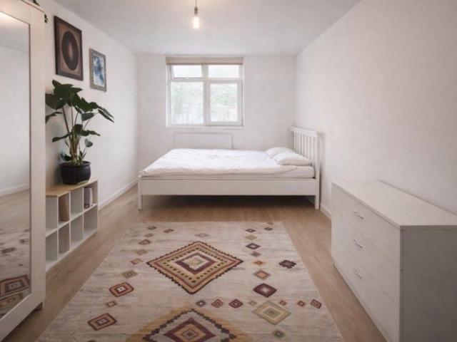 Room at Caldwell Street, Greater London