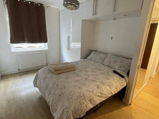 Room at Calthorpe Street, Greater London