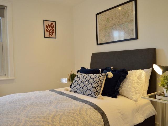 Room at Camberwell New Road, Greater London