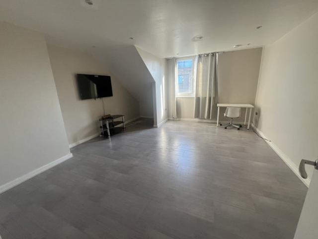 Room at Camberwell New Road, Greater London