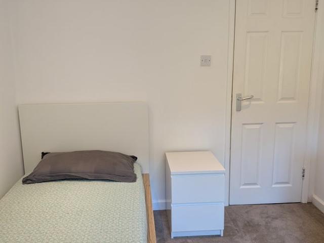 Room at Cambridge Grove, Greater London