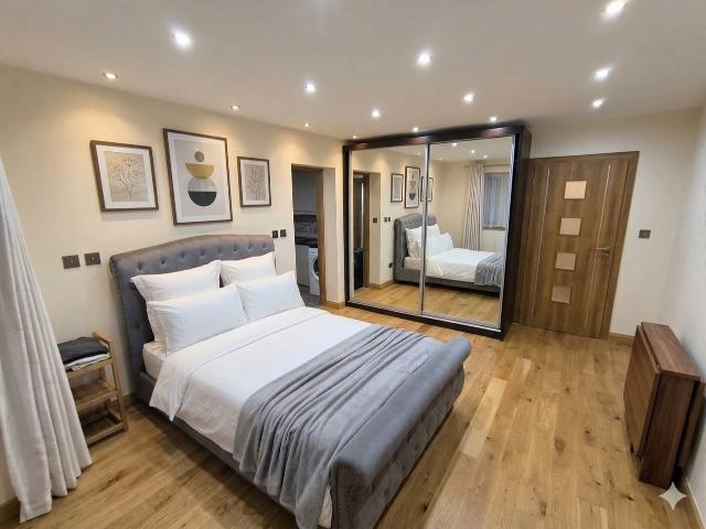 Room at Camden Avenue, Greater London