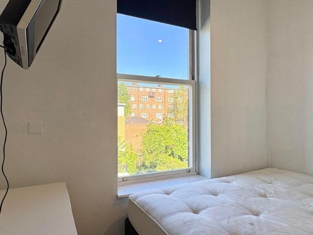 Room at Camden Road, Greater London