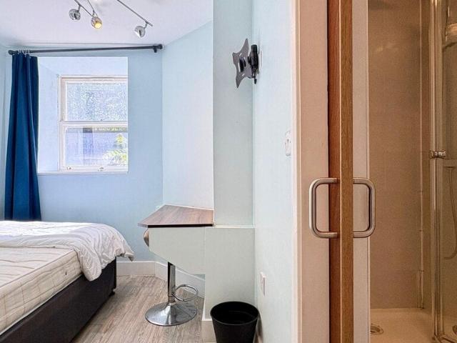 Room at Camden Road, Greater London