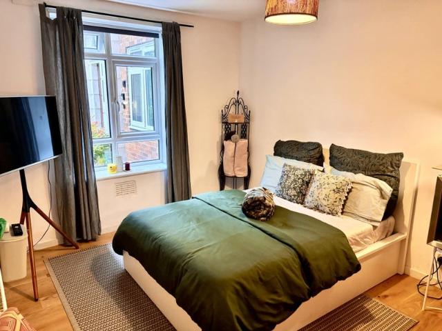 Room at Camellia Street, Greater London