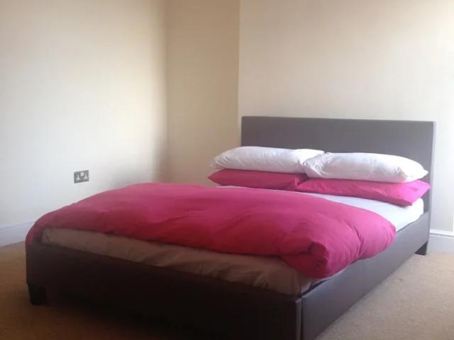 Room at Canadian Avenue, Greater London
